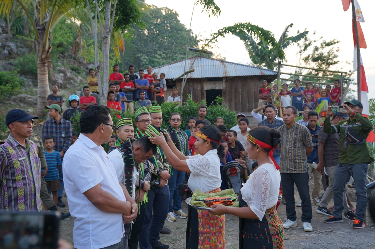 Bupati Hery Resmikan Jaringan Listrik 5 Desa di kecamatan Cibal Barat ... Bupati Hery Resmikan Jaringan Listrik 5 Desa di kecamatan Cibal Barat ...