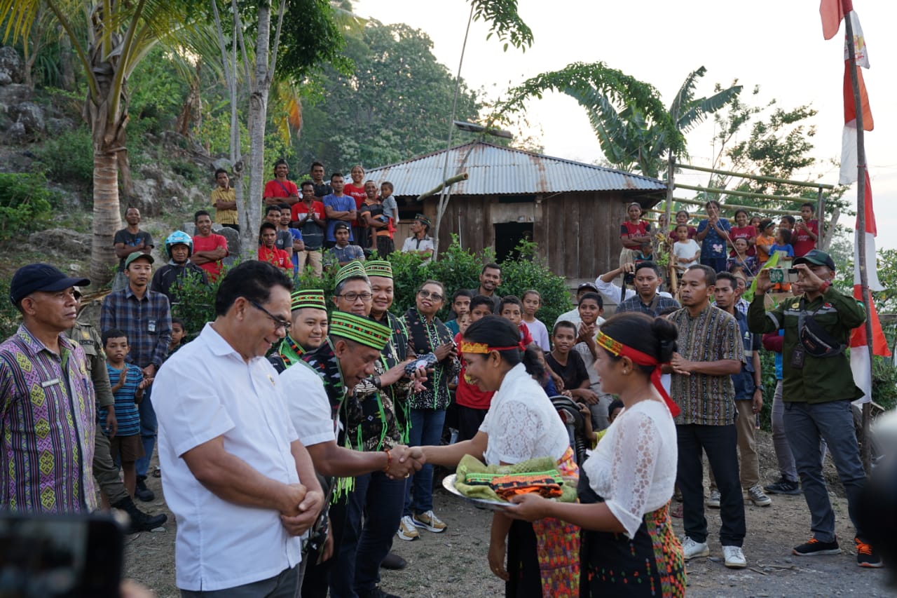 Bupati Hery Resmikan Jaringan Listrik 5 Desa di kecamatan Cibal Barat ... Bupati Hery Resmikan Jaringan Listrik 5 Desa di kecamatan Cibal Barat ...