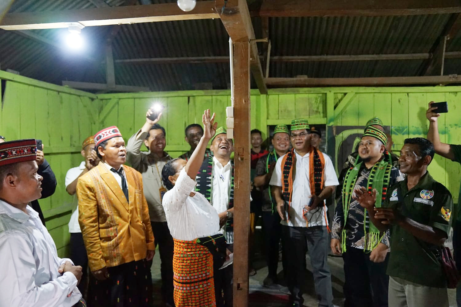 Bupati Hery Resmikan Jaringan Listrik 5 Desa di kecamatan Cibal Barat ... Bupati Hery Resmikan Jaringan Listrik 5 Desa di kecamatan Cibal Barat ...