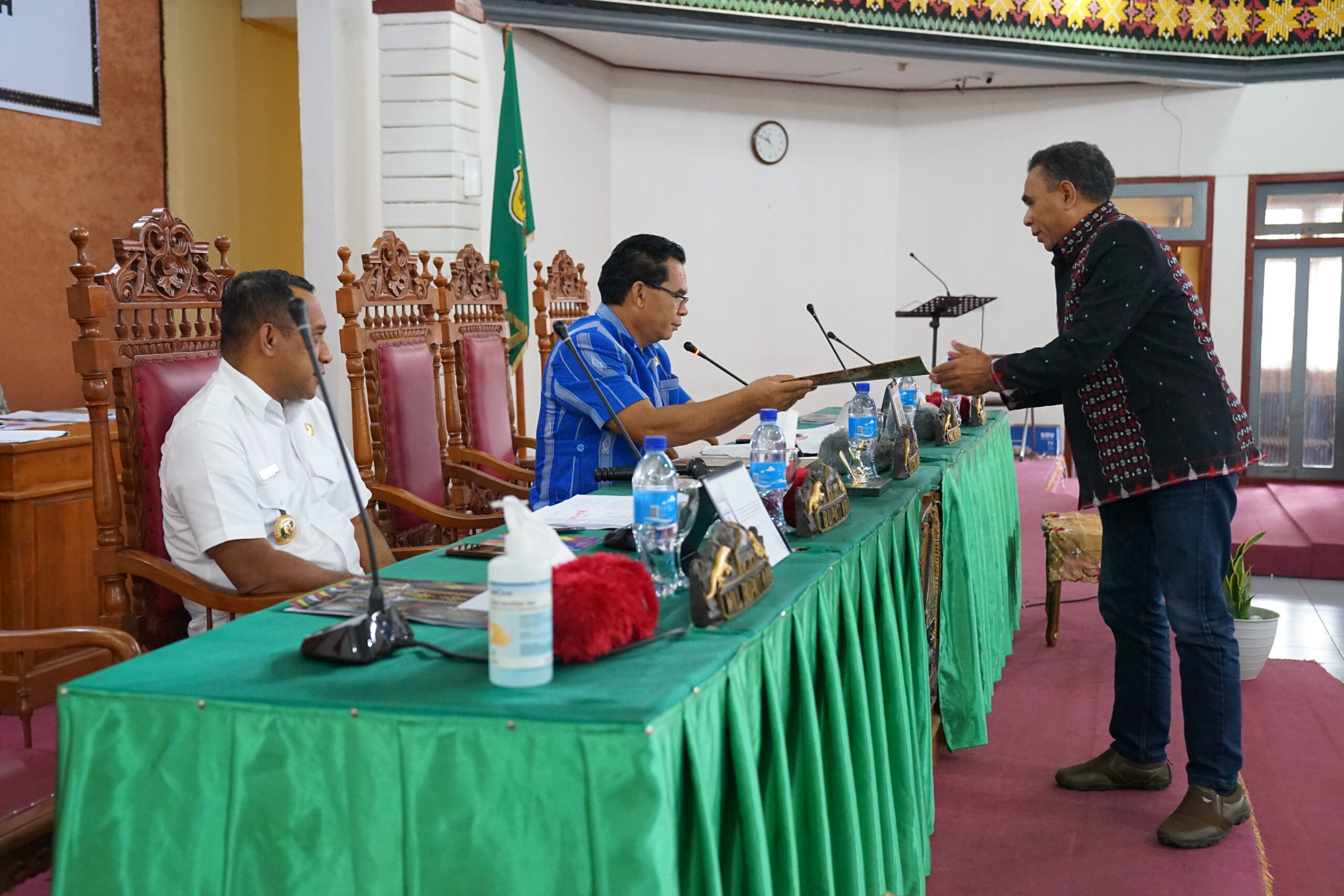Seluruh Fraksi-fraksi DPRD Manggarai Menerima dan Menyetujui Ranperda ... Seluruh Fraksi-fraksi DPRD Manggarai Menerima dan Menyetujui Ranperda ...